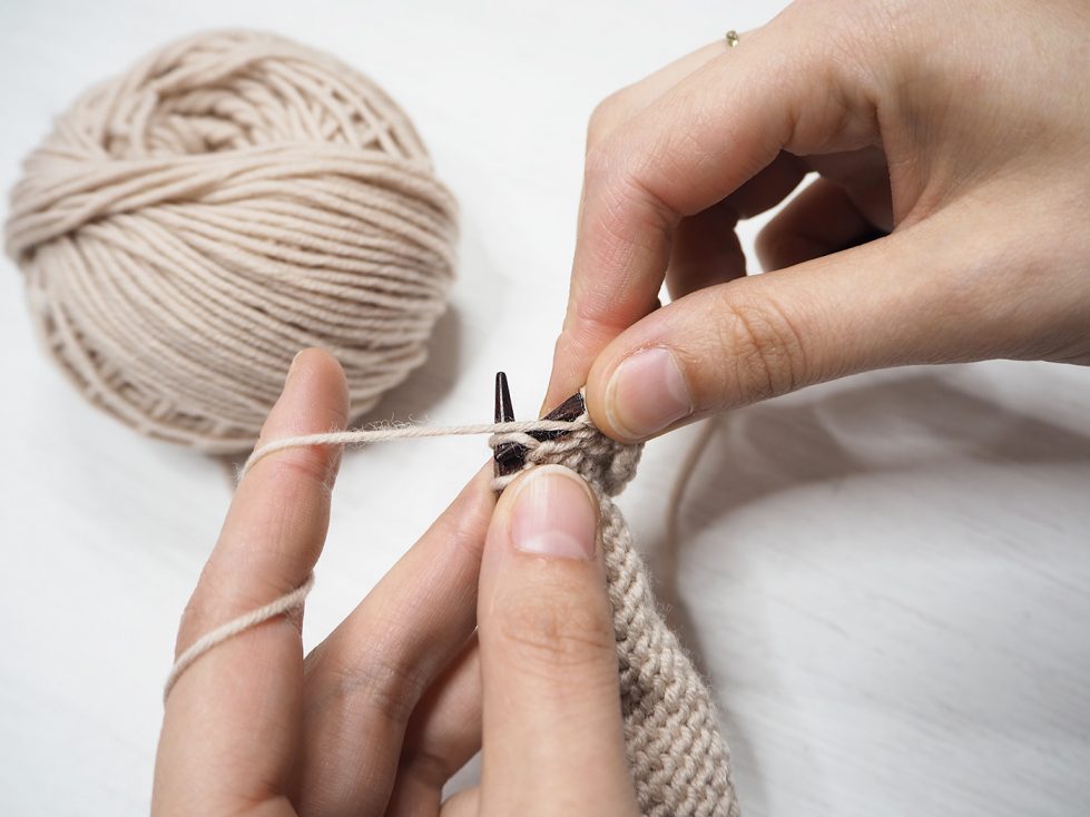 DIY Die Strickschule Part I - Stricken lernen: Maschen anschlagen ...